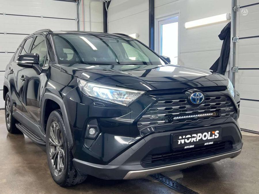 Black Toyota RAV4 2023 in Vilnius, with an engine capacity of 2.49 L and mileage of 295 thousand km for 22748 €, photo 3 on AUTOMOTO.COM.LV