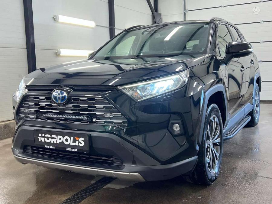 Black Toyota RAV4 2023 in Vilnius, with an engine capacity of 2.49 L and mileage of 295 thousand km for 22748 €, photo 4 on AUTOMOTO.COM.LV