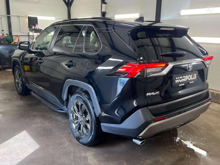 Black Toyota RAV4 2023 in Vilnius, with an engine capacity of 2.49 L and mileage of 295 thousand km for 22748 €, photo 10 on AUTOMOTO.COM.LV