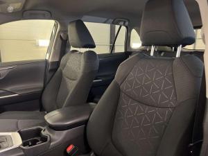 Black Toyota RAV4 2023 in Vilnius, with an engine capacity of 2.49 L and mileage of 295 thousand km for 22748 €, photo 15 on AUTOMOTO.COM.LV