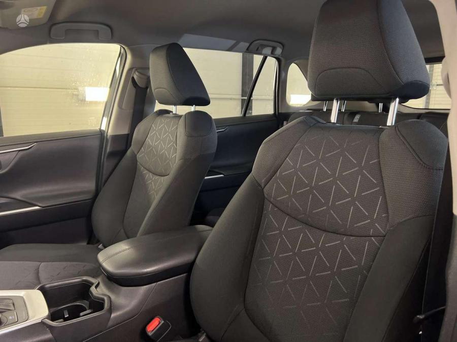 Black Toyota RAV4 2023 in Vilnius, with an engine capacity of 2.49 L and mileage of 295 thousand km for 22748 €, photo 15 on AUTOMOTO.COM.LV
