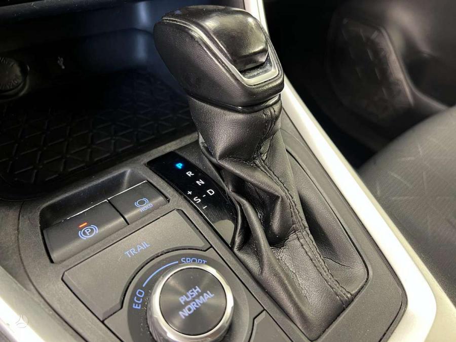 Black Toyota RAV4 2023 in Vilnius, with an engine capacity of 2.49 L and mileage of 295 thousand km for 22748 €, photo 19 on AUTOMOTO.COM.LV