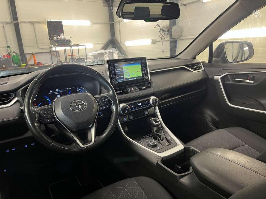 Black Toyota RAV4 2023 in Vilnius, with an engine capacity of 2.49 L and mileage of 295 thousand km for 22748 €, photo 22 on AUTOMOTO.COM.LV