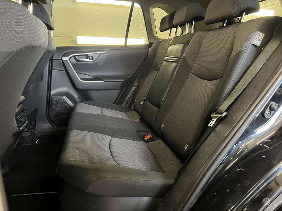 Black Toyota RAV4 2023 in Vilnius, with an engine capacity of 2.49 L and mileage of 295 thousand km for 22748 €, photo 26 on AUTOMOTO.COM.LV