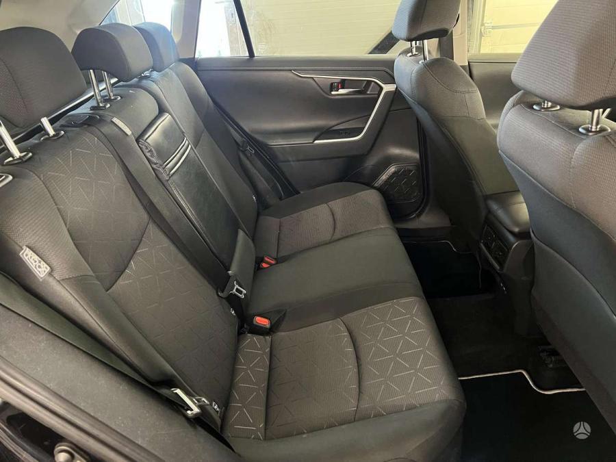 Black Toyota RAV4 2023 in Vilnius, with an engine capacity of 2.49 L and mileage of 295 thousand km for 22748 €, photo 30 on AUTOMOTO.COM.LV