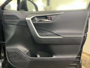 Black Toyota RAV4 2023 in Vilnius, with an engine capacity of 2.49 L and mileage of 295 thousand km for 22748 €, photo 32 on AUTOMOTO.COM.LV