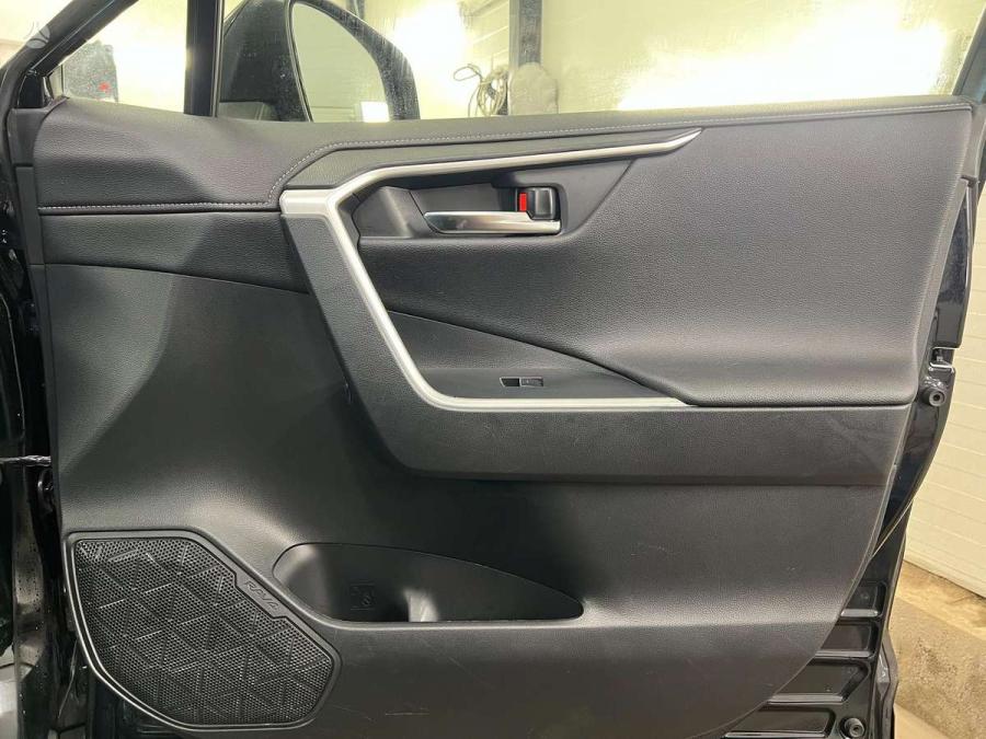 Black Toyota RAV4 2023 in Vilnius, with an engine capacity of 2.49 L and mileage of 295 thousand km for 22748 €, photo 32 on AUTOMOTO.COM.LV