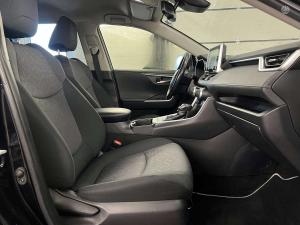 Black Toyota RAV4 2023 in Vilnius, with an engine capacity of 2.49 L and mileage of 295 thousand km for 22748 €, photo 33 on AUTOMOTO.COM.LV