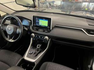 Black Toyota RAV4 2023 in Vilnius, with an engine capacity of 2.49 L and mileage of 295 thousand km for 22748 €, photo 34 on AUTOMOTO.COM.LV