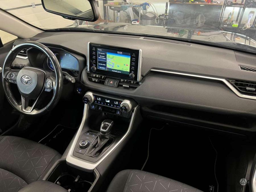 Black Toyota RAV4 2023 in Vilnius, with an engine capacity of 2.49 L and mileage of 295 thousand km for 22748 €, photo 34 on AUTOMOTO.COM.LV