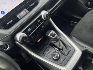 Melns Toyota RAV4 2023 Klaipėda, ar dzinēja tilpumu 2.49 L un nobraukumu 65 tūkst. km par 36500 €, foto 21 vietnē AUTOMOTO.COM.LV