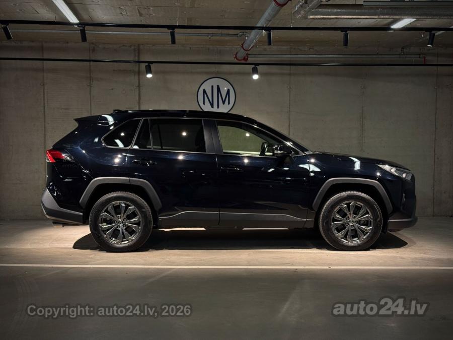 Black Toyota RAV4 2023 in Tallinn, with an engine capacity of 2.50 L and mileage of 49 thousand km for 31990 €, photo 6 on AUTOMOTO.COM.LV