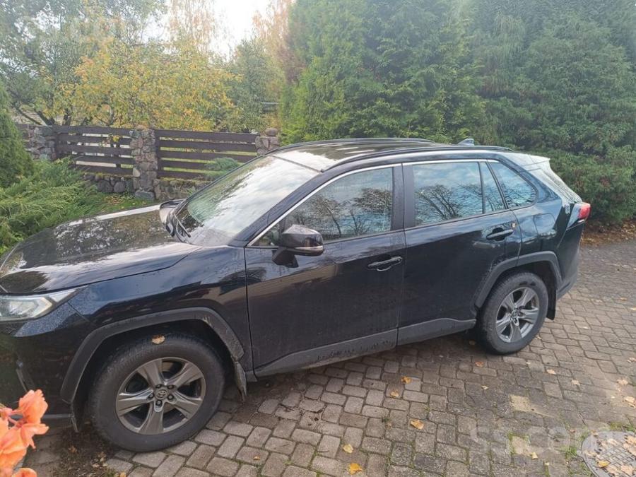 Black Toyota RAV4 2023 in Rezekne, with an engine capacity of 2.00 L and mileage of 71 thousand km for 27000 €, photo 3 on AUTOMOTO.COM.LV
