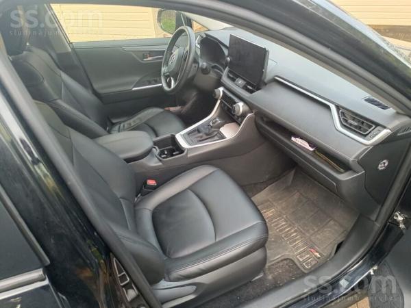 Black Toyota RAV4 2023 in Rezekne, with an engine capacity of 2.00 L and mileage of 71 thousand km for 27000 €, photo 5 on AUTOMOTO.COM.LV