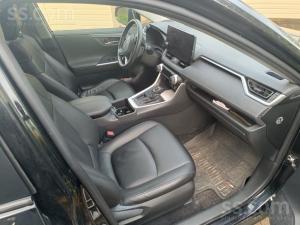 Black Toyota RAV4 2023 in Rezekne, with an engine capacity of 2.00 L and mileage of 71 thousand km for 27000 €, photo 5 on AUTOMOTO.COM.LV