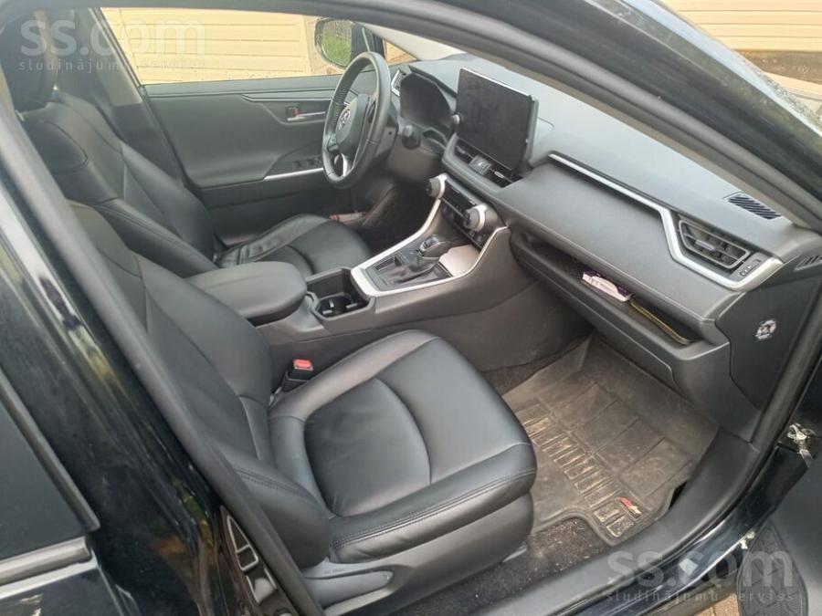 Black Toyota RAV4 2023 in Rezekne, with an engine capacity of 2.00 L and mileage of 71 thousand km for 27000 €, photo 5 on AUTOMOTO.COM.LV
