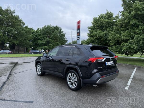 Black Toyota RAV4 2024 in Riga, with an engine capacity of 2.50 L and mileage of 19 thousand km for 44000 €, photo 2 on AUTOMOTO.COM.LV