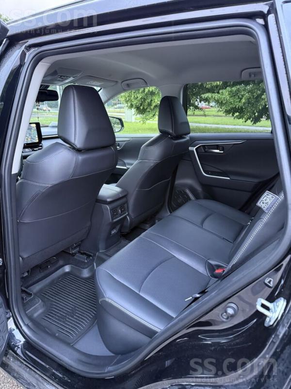 Black Toyota RAV4 2024 in Riga, with an engine capacity of 2.50 L and mileage of 19 thousand km for 44000 €, photo 4 on AUTOMOTO.COM.LV