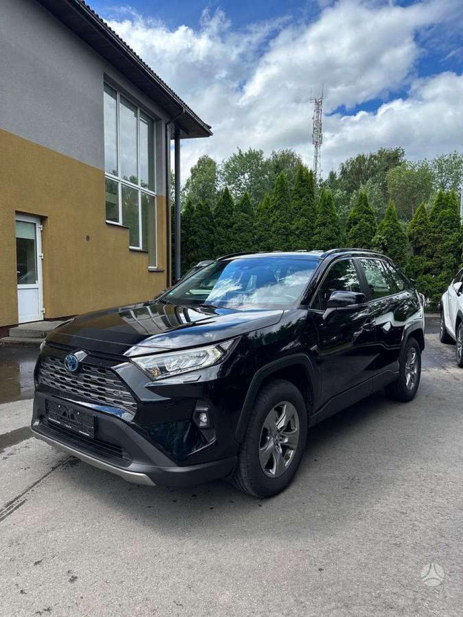 Black Toyota RAV4 2024 in Vilnius, with an engine capacity of 2.49 L and mileage of 220 thousand km for 24299 €, photo 1 on AUTOMOTO.COM.LV