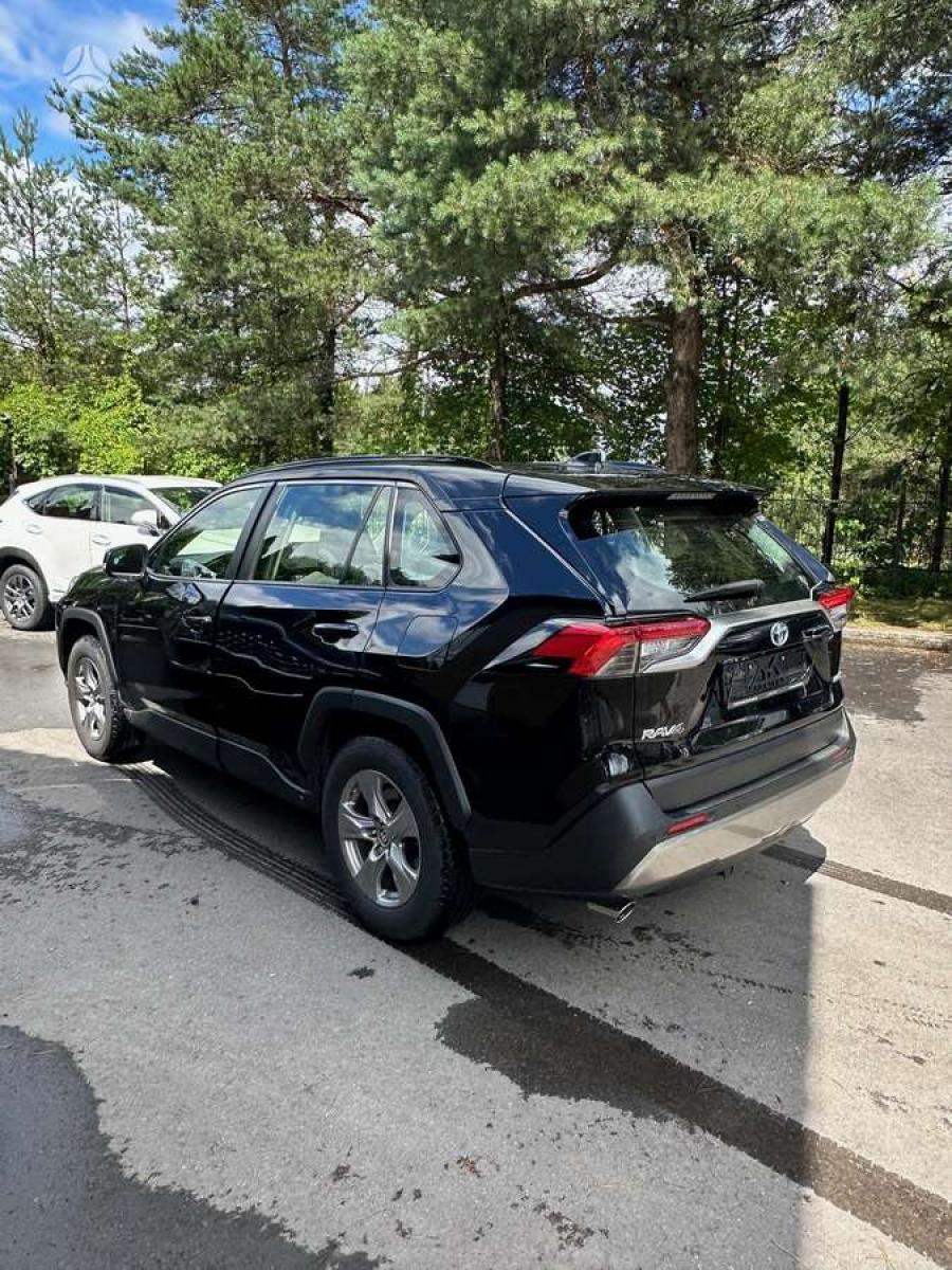 Black Toyota RAV4 2024 in Vilnius, with an engine capacity of 2.49 L and mileage of 220 thousand km for 24299 €, photo 3 on AUTOMOTO.COM.LV