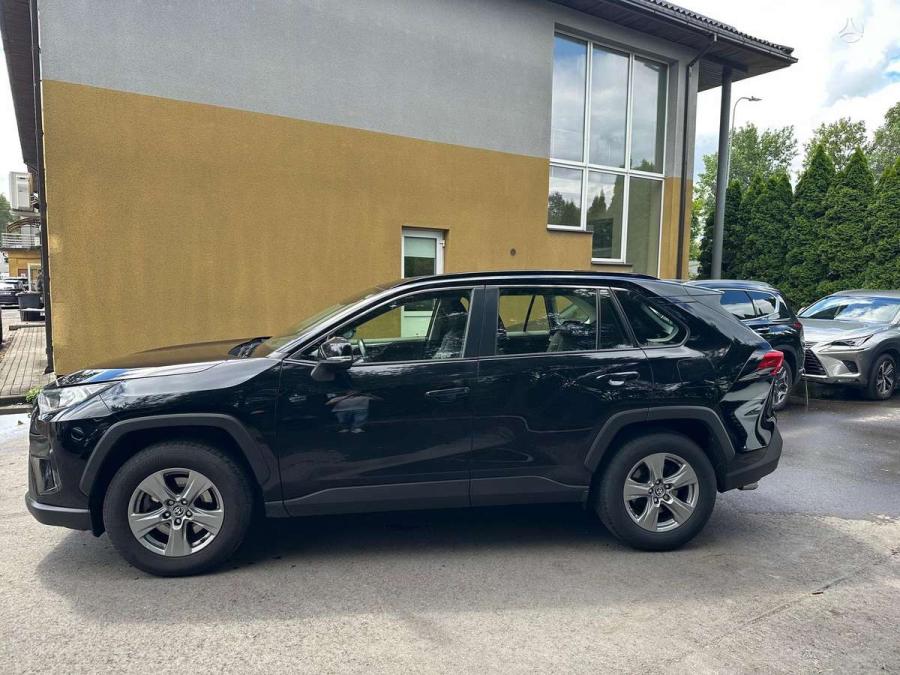 Black Toyota RAV4 2024 in Vilnius, with an engine capacity of 2.49 L and mileage of 220 thousand km for 24299 €, photo 5 on AUTOMOTO.COM.LV