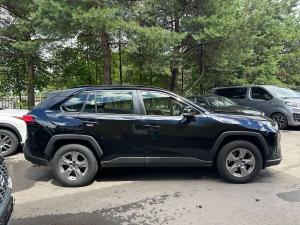 Black Toyota RAV4 2024 in Vilnius, with an engine capacity of 2.49 L and mileage of 220 thousand km for 24299 €, photo 6 on AUTOMOTO.COM.LV