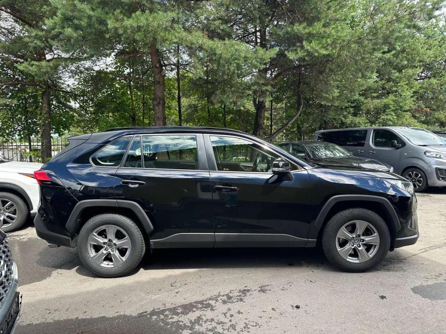 Black Toyota RAV4 2024 in Vilnius, with an engine capacity of 2.49 L and mileage of 220 thousand km for 24299 €, photo 6 on AUTOMOTO.COM.LV