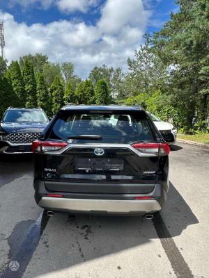 Black Toyota RAV4 2024 in Vilnius, with an engine capacity of 2.49 L and mileage of 220 thousand km for 24299 €, photo 7 on AUTOMOTO.COM.LV