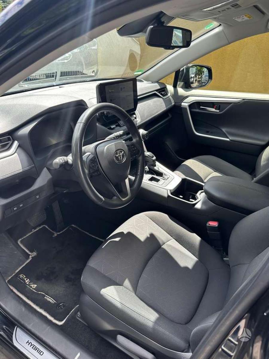 Black Toyota RAV4 2024 in Vilnius, with an engine capacity of 2.49 L and mileage of 220 thousand km for 24299 €, photo 8 on AUTOMOTO.COM.LV