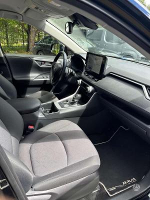 Black Toyota RAV4 2024 in Vilnius, with an engine capacity of 2.49 L and mileage of 220 thousand km for 24299 €, photo 13 on AUTOMOTO.COM.LV