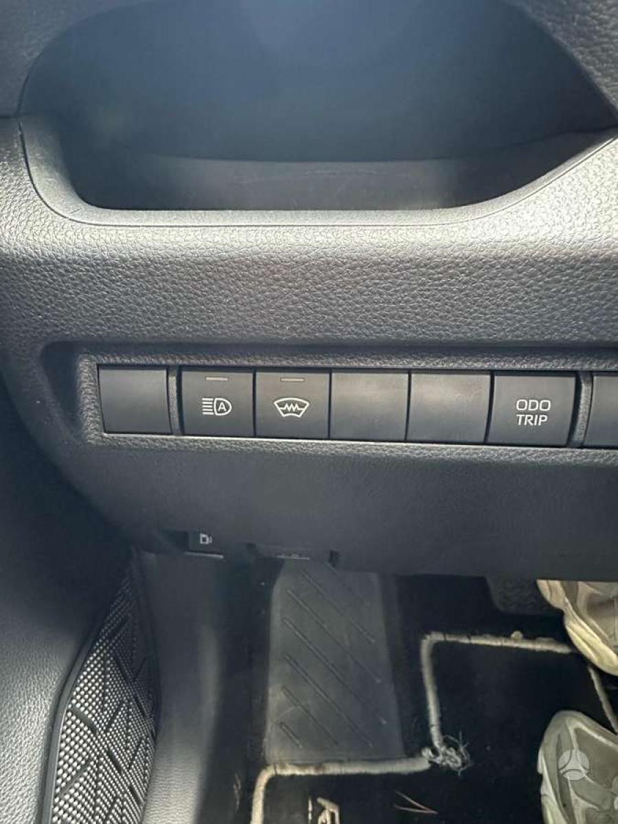 Black Toyota RAV4 2024 in Vilnius, with an engine capacity of 2.49 L and mileage of 220 thousand km for 24299 €, photo 15 on AUTOMOTO.COM.LV