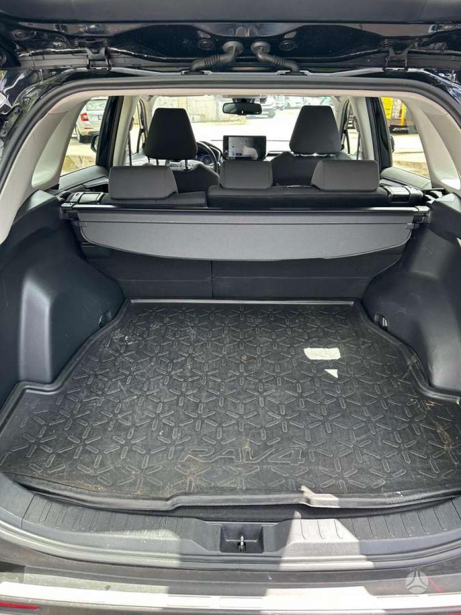 Black Toyota RAV4 2024 in Vilnius, with an engine capacity of 2.49 L and mileage of 220 thousand km for 24299 €, photo 16 on AUTOMOTO.COM.LV