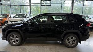 Melns Toyota RAV4 2024 Rīga, ar dzinēja tilpumu 2.50 L un nobraukumu 61 tūkst. km par 30900 €, foto  vietnē AUTOMOTO.COM.LV