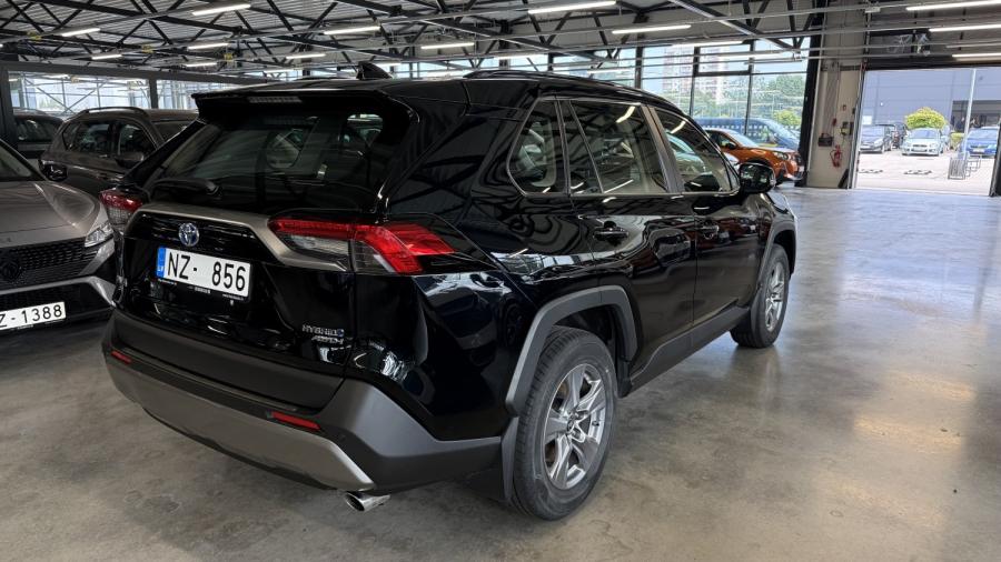 Melns Toyota RAV4 2024 Rīga, ar dzinēja tilpumu 2.50 L un nobraukumu 61 tūkst. km par 30900 €, foto 4 vietnē AUTOMOTO.COM.LV