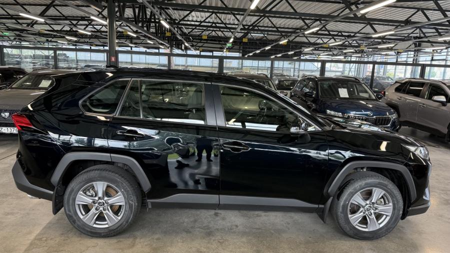 Melns Toyota RAV4 2024 Rīga, ar dzinēja tilpumu 2.50 L un nobraukumu 61 tūkst. km par 30900 €, foto 5 vietnē AUTOMOTO.COM.LV