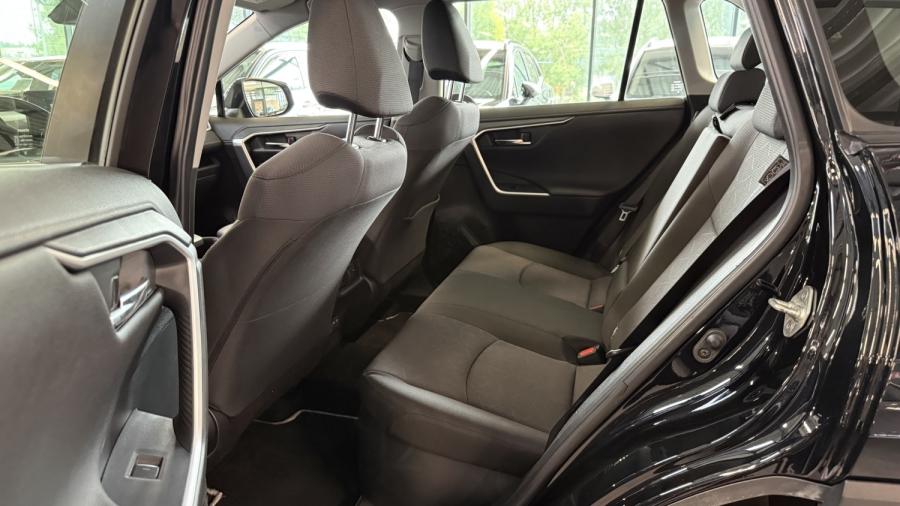 Melns Toyota RAV4 2024 Rīga, ar dzinēja tilpumu 2.50 L un nobraukumu 61 tūkst. km par 30900 €, foto 12 vietnē AUTOMOTO.COM.LV