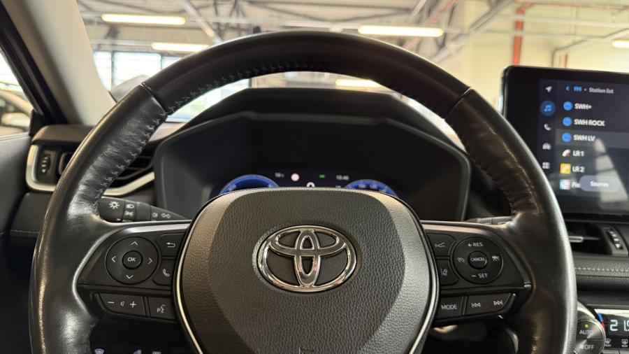 Melns Toyota RAV4 2024 Rīga, ar dzinēja tilpumu 2.50 L un nobraukumu 61 tūkst. km par 30900 €, foto 18 vietnē AUTOMOTO.COM.LV