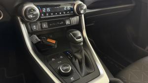 Melns Toyota RAV4 2024 Rīga, ar dzinēja tilpumu 2.50 L un nobraukumu 61 tūkst. km par 30900 €, foto 22 vietnē AUTOMOTO.COM.LV