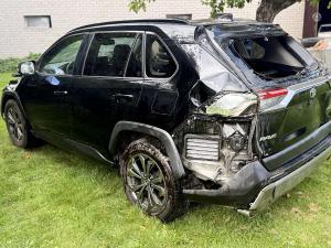 Black Toyota RAV4 2024 in Panevezys, with an engine capacity of 2.49 L and mileage of 89 thousand km for 9300 €, photo 3 on AUTOMOTO.COM.LV
