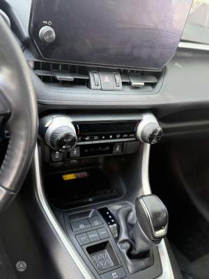 Black Toyota RAV4 2024 in Panevezys, with an engine capacity of 2.49 L and mileage of 89 thousand km for 9300 €, photo 7 on AUTOMOTO.COM.LV