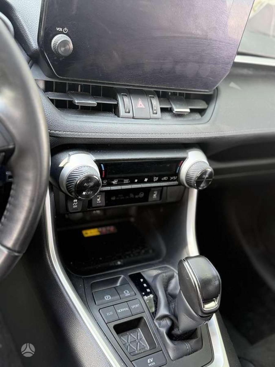 Black Toyota RAV4 2024 in Panevezys, with an engine capacity of 2.49 L and mileage of 89 thousand km for 9300 €, photo 7 on AUTOMOTO.COM.LV