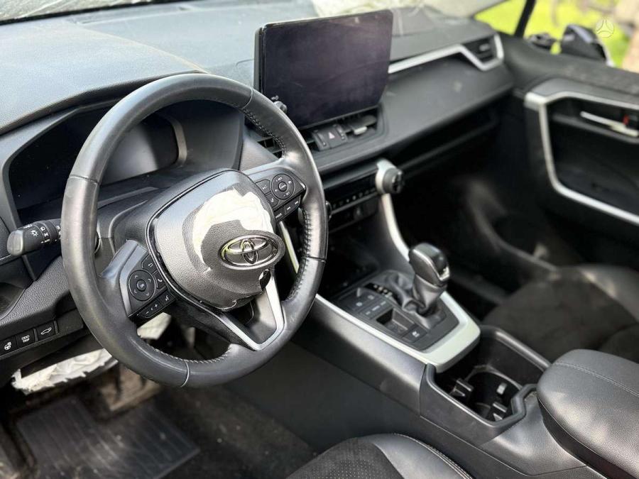 Black Toyota RAV4 2024 in Panevezys, with an engine capacity of 2.49 L and mileage of 89 thousand km for 9300 €, photo 9 on AUTOMOTO.COM.LV