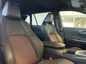 Black Toyota RAV4 2024 in Siauliai, with an engine capacity of 2.49 L and mileage of 50 thousand km for 38600 €, photo 17 on AUTOMOTO.COM.LV