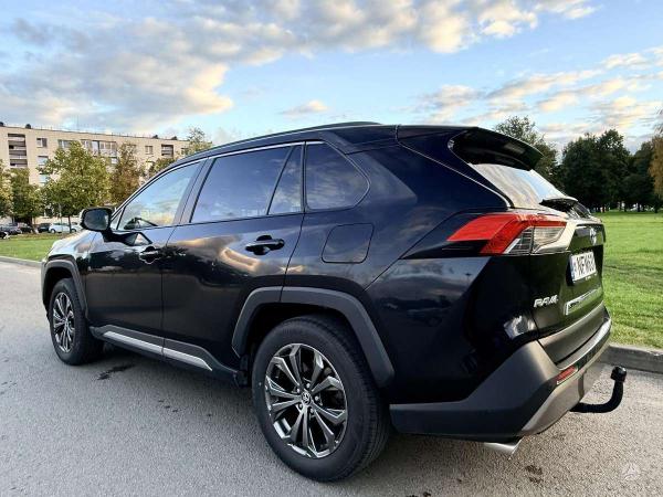 Black Toyota RAV4 2024 in Mazeikiai, with an engine capacity of 2.49 L and mileage of 59 thousand km for 35500 €, photo 4 on AUTOMOTO.COM.LV