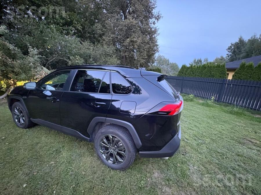 Melns Toyota RAV4 2025 Ogre, ar dzinēja tilpumu 2.50 L un nobraukumu 29 tūkst. km par 38500 €, foto 3 vietnē AUTOMOTO.COM.LV