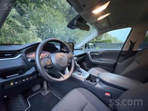 Melns Toyota RAV4 2025 Ogre, ar dzinēja tilpumu 2.50 L un nobraukumu 29 tūkst. km par 38500 €, foto 6 vietnē AUTOMOTO.COM.LV
