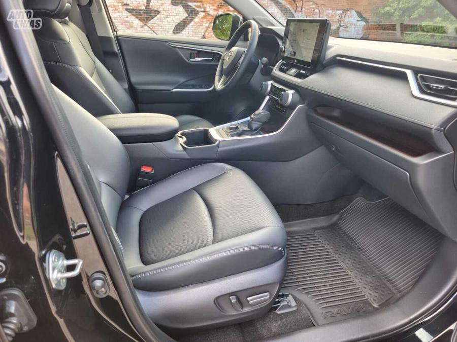 Melns Toyota RAV4 2025 Šauļi, ar dzinēja tilpumu 2.50 L un nobraukumu 20 tūkst. km par 35500 €, foto 14 vietnē AUTOMOTO.COM.LV