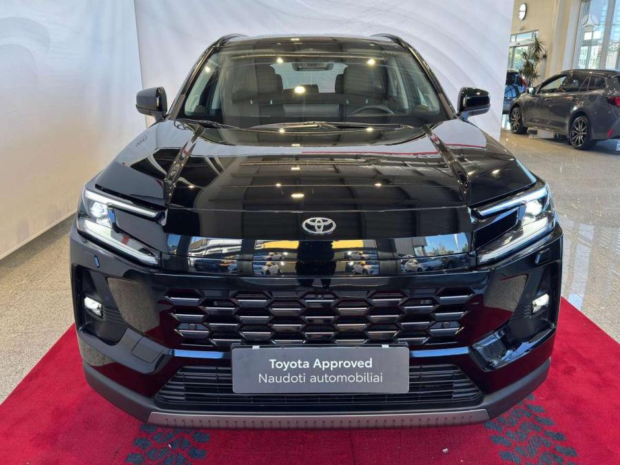 Black Toyota RAV4 2026 in Siauliai, with an engine capacity of 2.49 L and mileage of 6 thousand km for 51900 €, photo 4 on AUTOMOTO.COM.LV