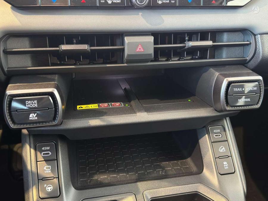 Black Toyota RAV4 2026 in Siauliai, with an engine capacity of 2.49 L and mileage of 6 thousand km for 51900 €, photo 25 on AUTOMOTO.COM.LV