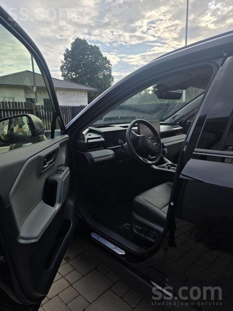 Melns Toyota RAV4 2026 Rīga, ar dzinēja tilpumu 2.50 L un nobraukumu 7 tūkst. km par 53990 €, foto 4 vietnē AUTOMOTO.COM.LV